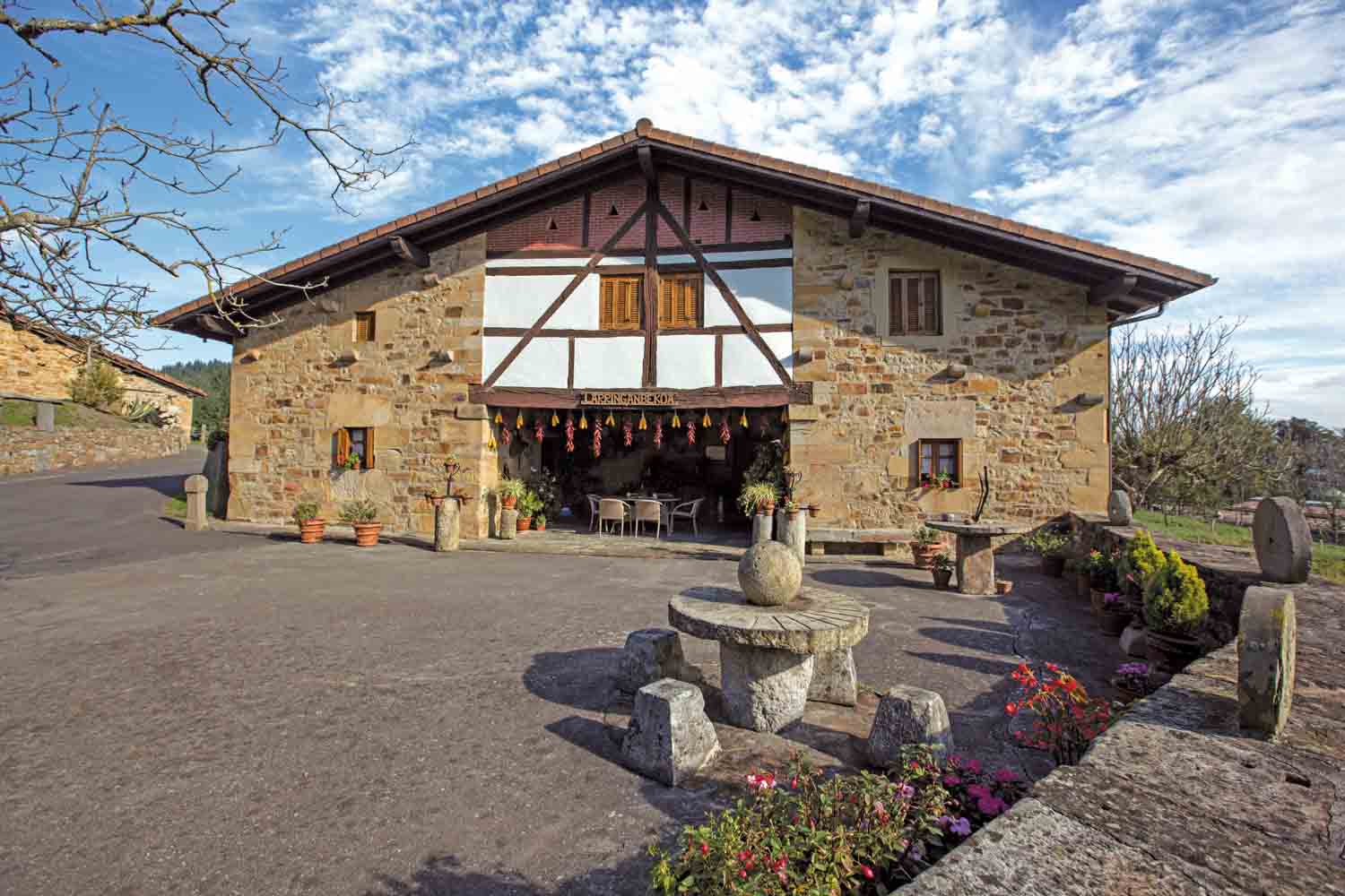 El Caserío. Historia y futuro del paisaje rural vasco - BAO, La Revista ...